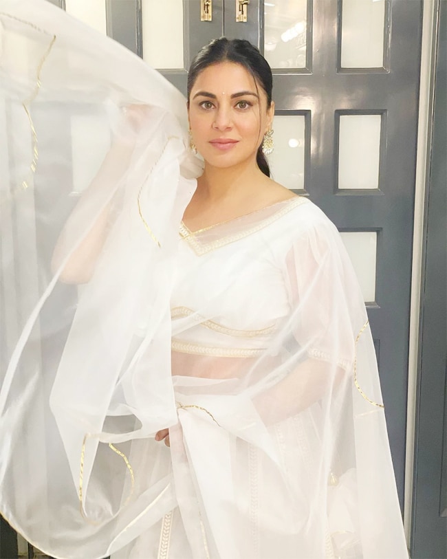 Kundali Bhagya Actress Shraddha Arya Shares White Lehenga Photos