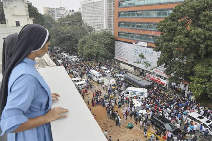 Puneeth Rajkumar Dies, Photos Capture Heartbroken Fans Wait Outside ...
