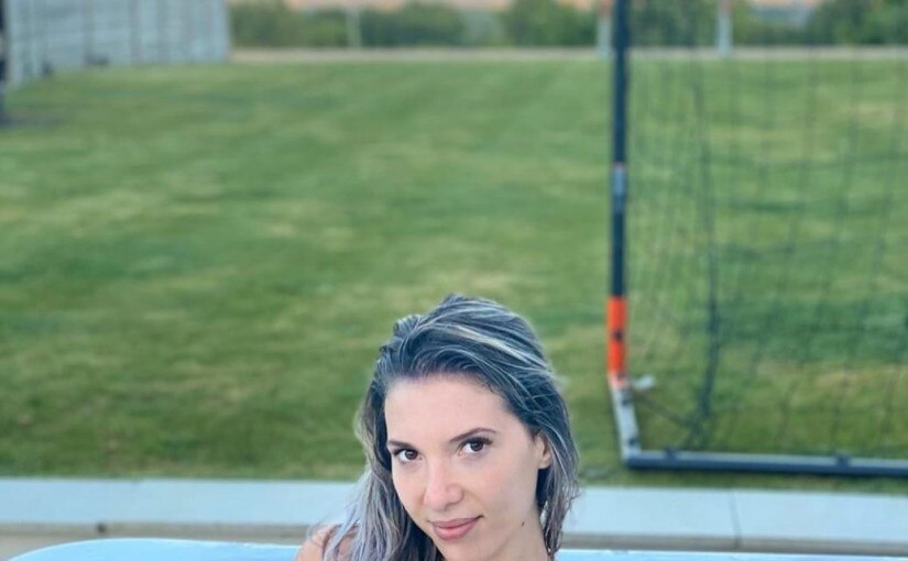 Sexy Daniela Takes a Dip