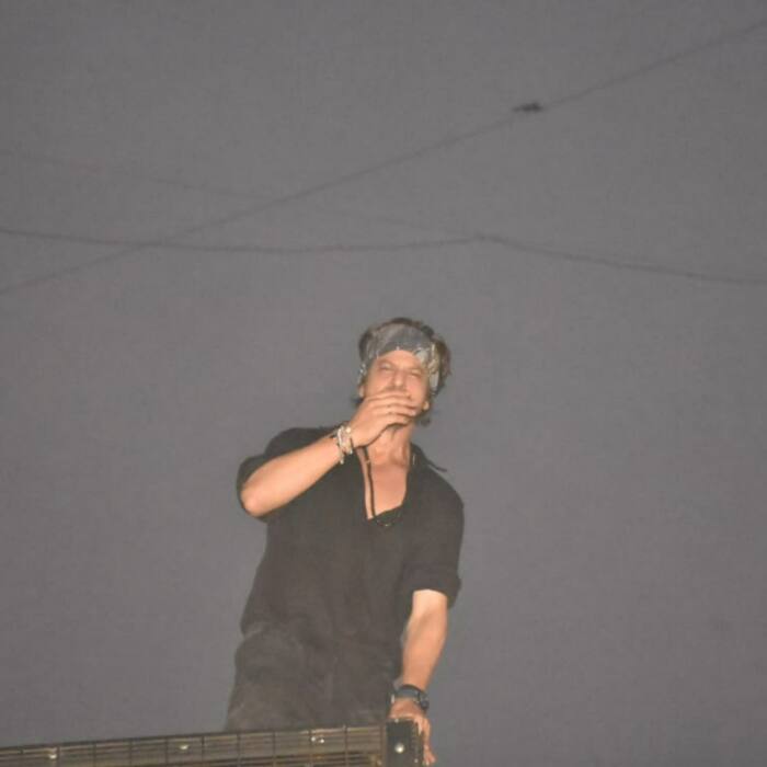 Pathaan Ka Salaam! Shah Rukh Khan Thanks The Sea of Fans From Mannat's ...