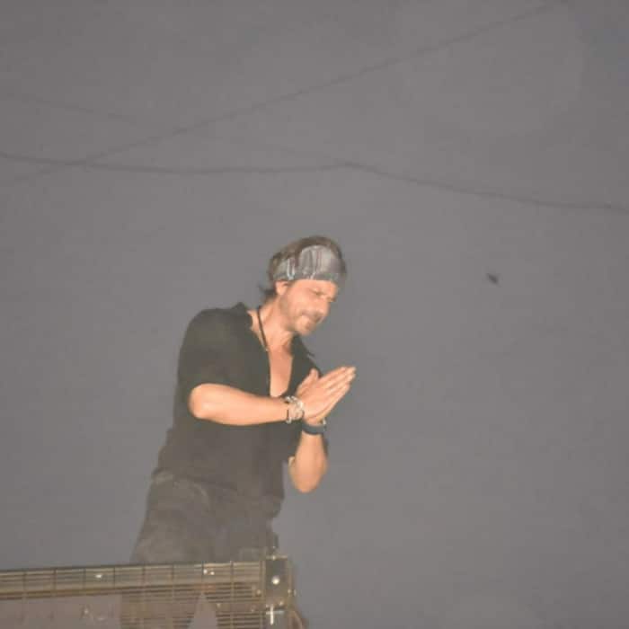 Pathaan Ka Salaam! Shah Rukh Khan Thanks The Sea of Fans From Mannat's ...