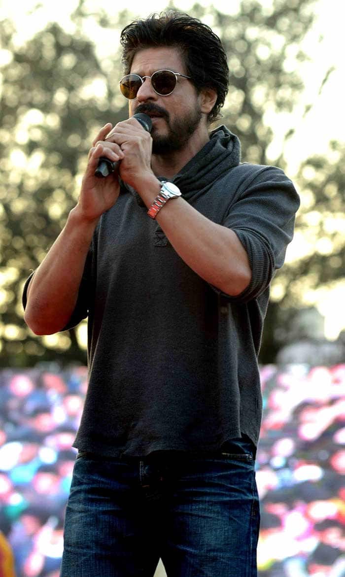 Shah Rukh Khan goes back to college!