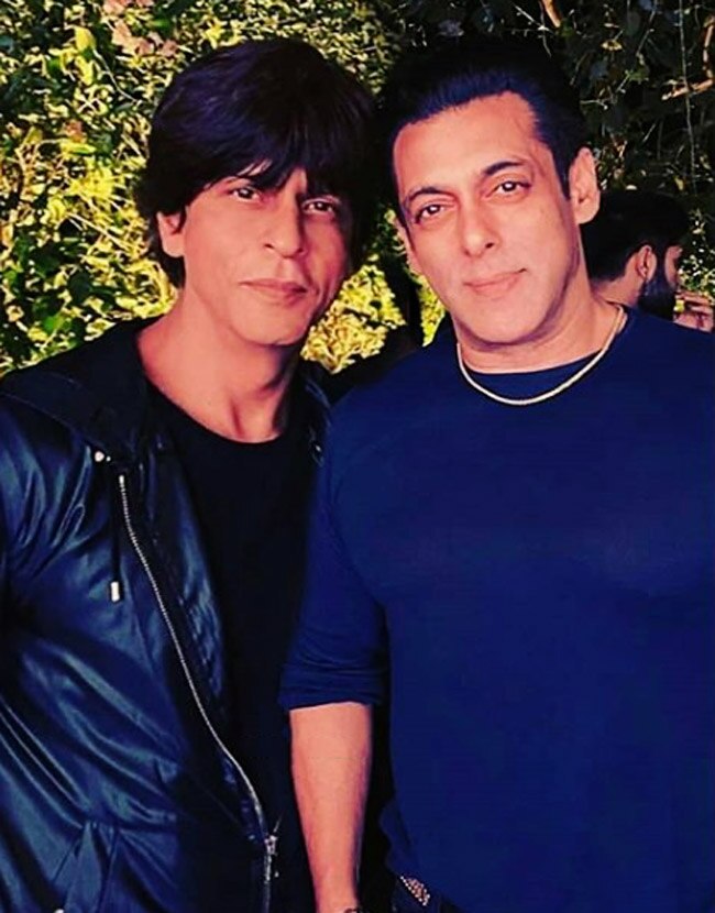 Shah Rukh Khan Poses With Salman For a Selfie