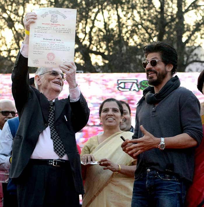 Shah Rukh Khan goes back to college!