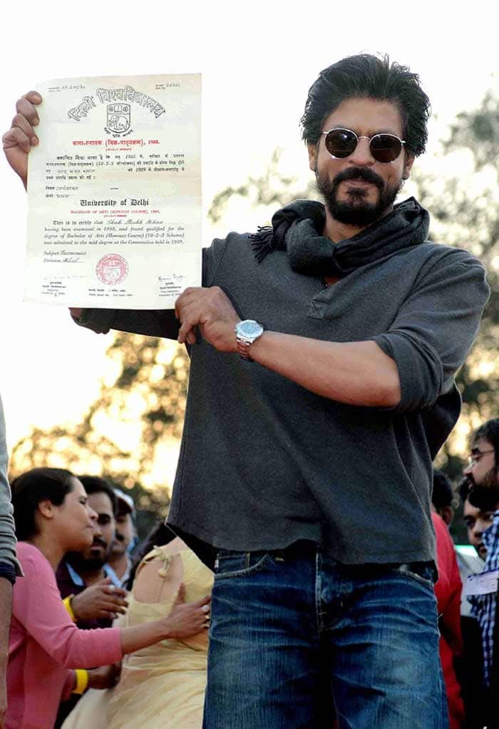 Shah Rukh Khan goes back to college!