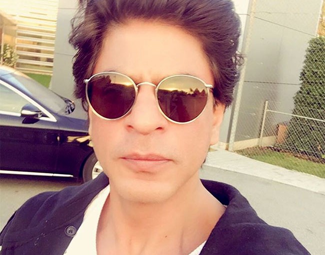 Shah Rukh Khan is falling in love with selfies, here’s proof!