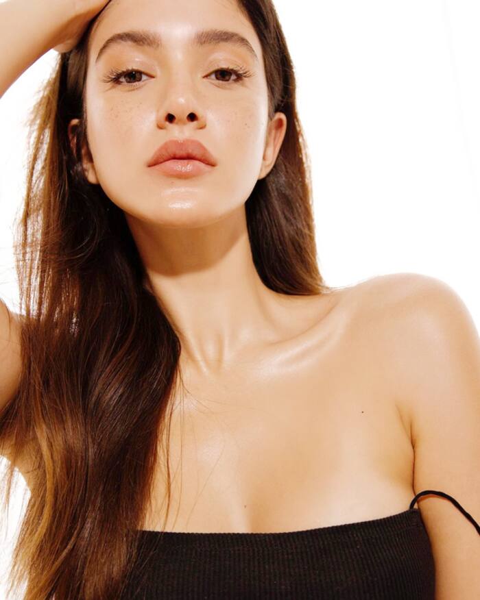 Shanaya Kapoor Shares Glimpses of Her 'Good Skin Kinda Day' in Basic Crop Top And Baggy Pants ...