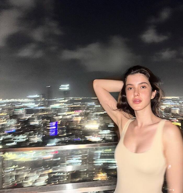 Shanaya Kapoor Stuns in Hot Tank Top And Blue Denims - See Viral Photos