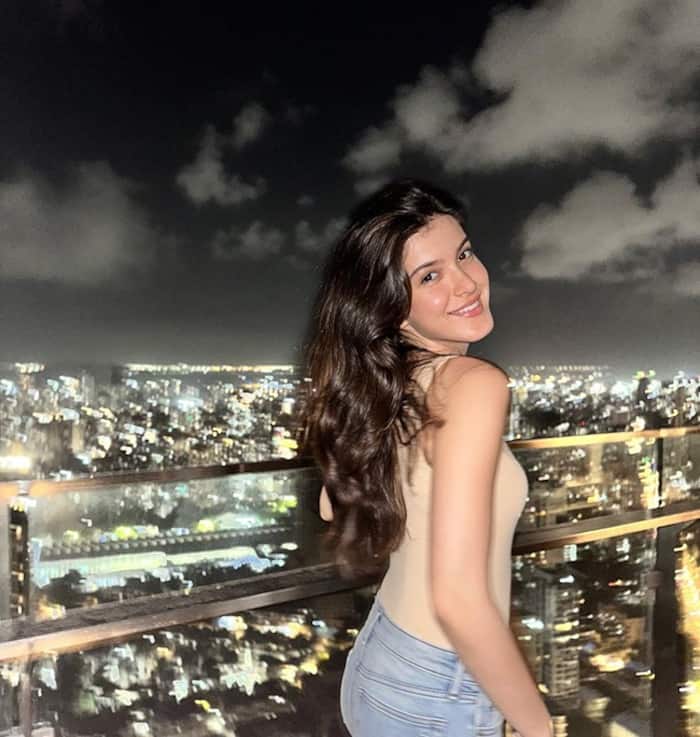 Shanaya Kapoor Stuns in Hot Tank Top And Blue Denims - See Viral Photos
