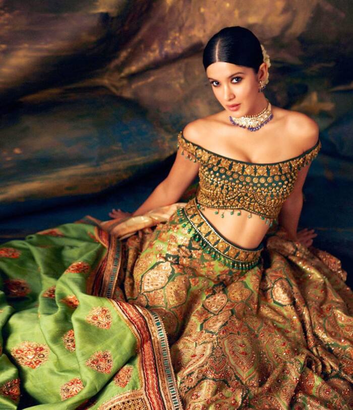 Shanaya Kapoor Wears The Most Stunning Green Lehenga Worth Rs 6,74,900 at Sonam Kapoor's Diwali ...