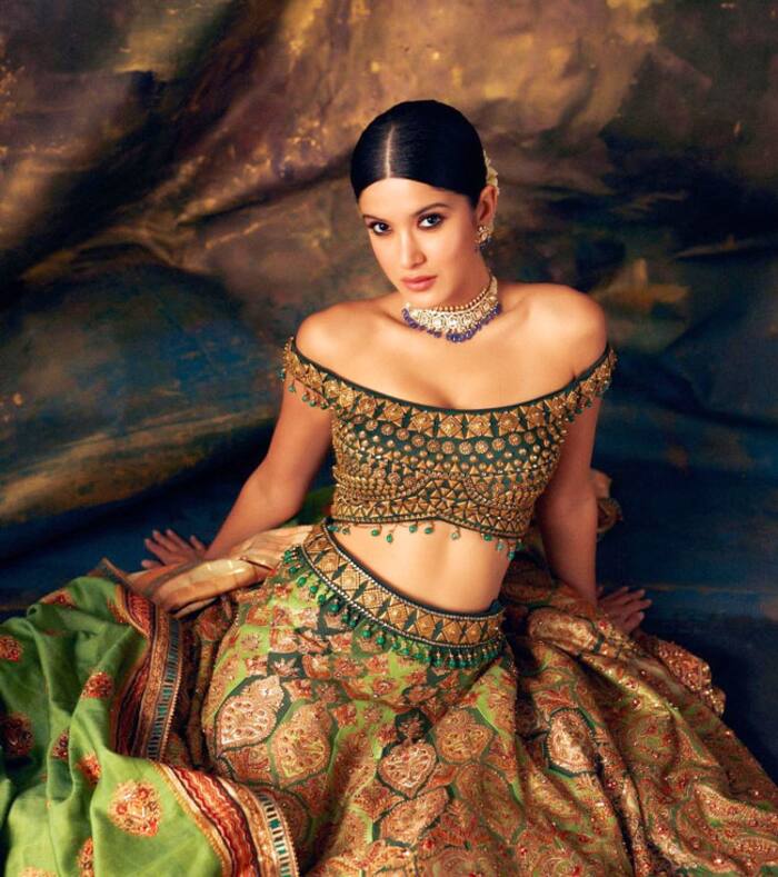 Shanaya Kapoor Wears The Most Stunning Green Lehenga Worth Rs 6,74,900 at Sonam Kapoor's Diwali ...