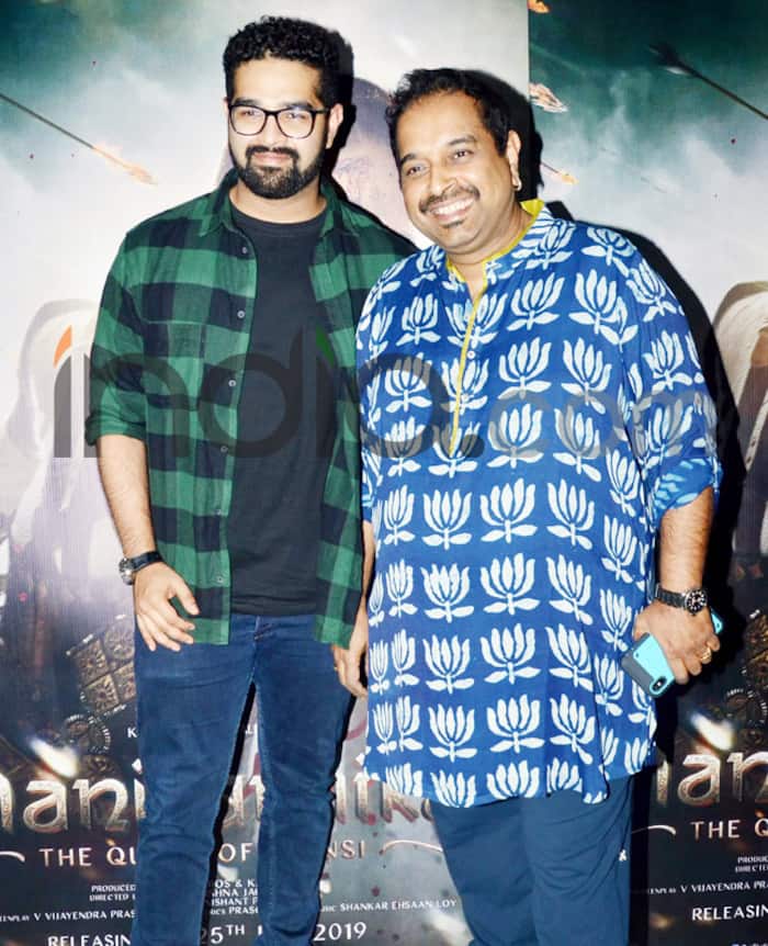 Sadhguru Jaggi Vasudev Watches Kangana Ranaut's Manikarnika With Cast ...