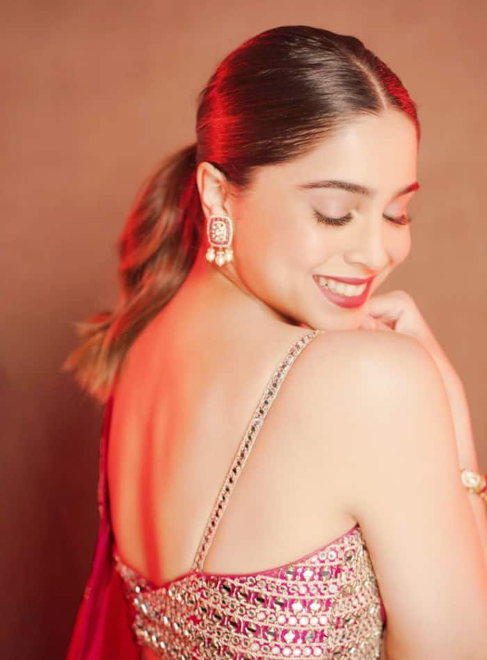 Sharvari Wagh Spices Things up in Fuchsia Pink Saree With Strappy ...