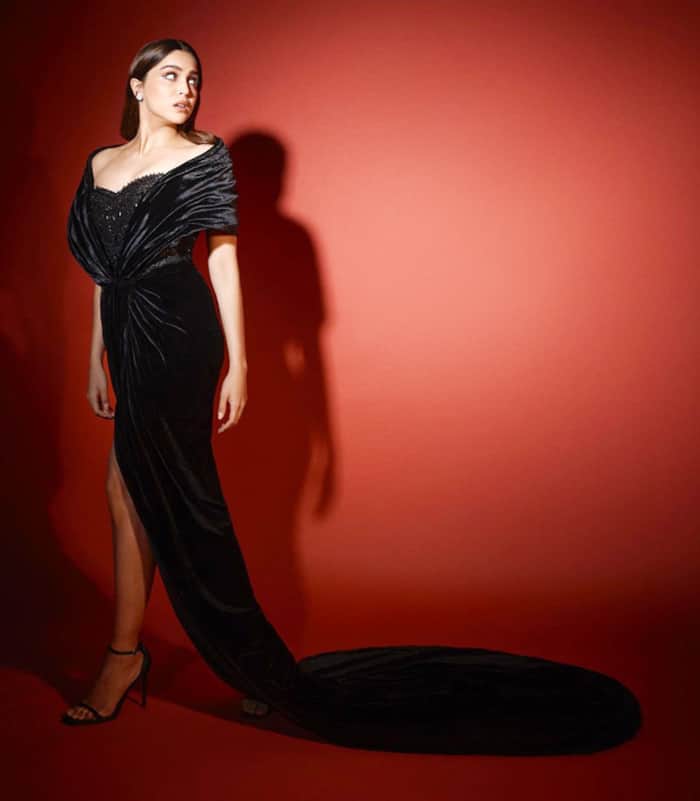 Sharvari Wagh Steals Our Breath in SEXY Black Satin Gown With Dramatic ...