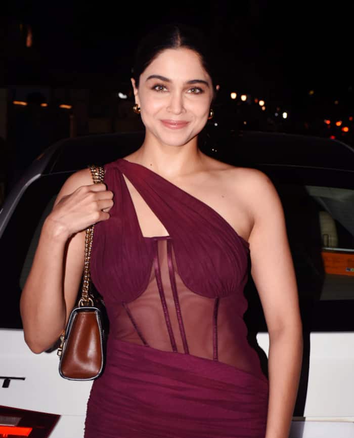 Sharvari Wagh Makes Jaws Drop in Viral Photos