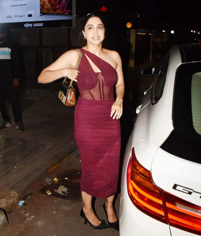 Sharvari Wagh Looks Too Hot in Purple Dress With Corset Detailing - See ...