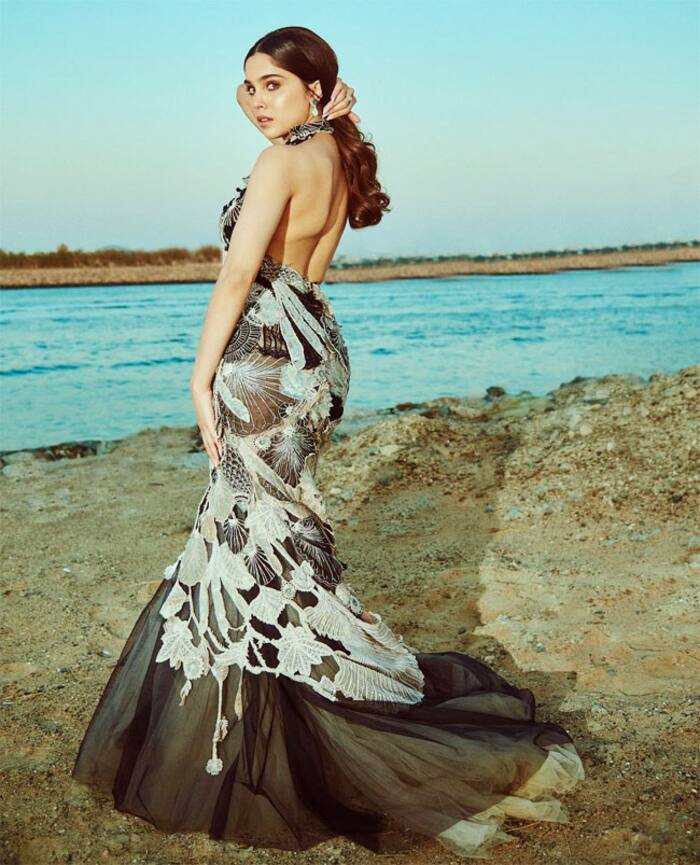 Sharvari Wagh Sizzles in a Hot Backless Bodycon Gown at IIFA 2022 - See ...