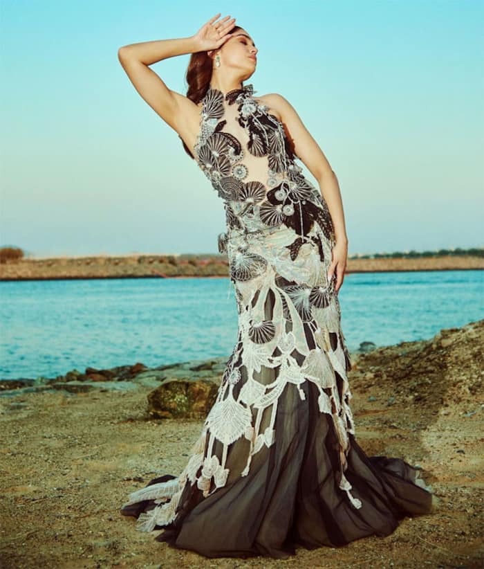 Sharvari Wagh Sizzles in a Hot Backless Bodycon Gown at IIFA 2022 - See ...