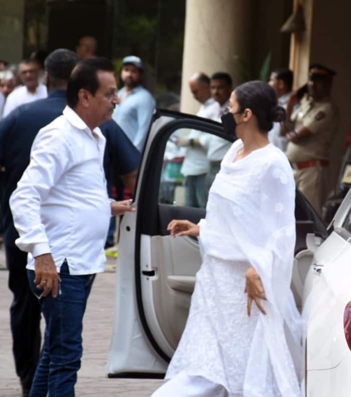 Satish Kaushik's Last Rites: Salman Khan Wipes Off a Tear From His Face ...