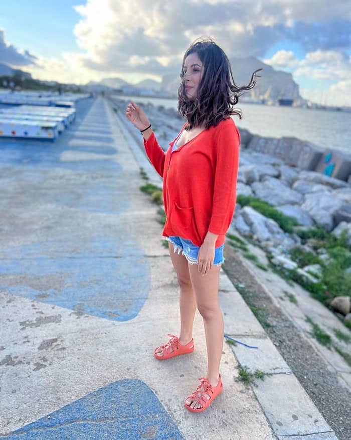 Shehnaaz Gill Stuns in Red T-Shirt And Hot Denim Shorts in Italy ...