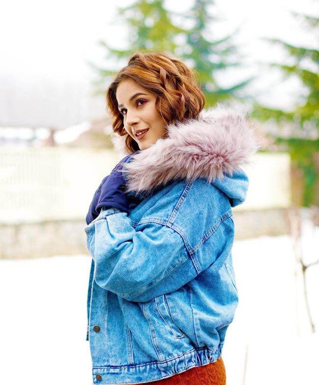 Shehnaaz Gill’s makeup in the snow compliment’s her overall look