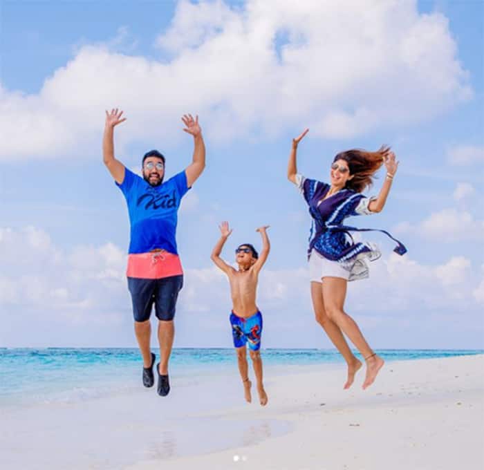 Shilpa Shetty flaunts her curves in bikini during family vacation in ...