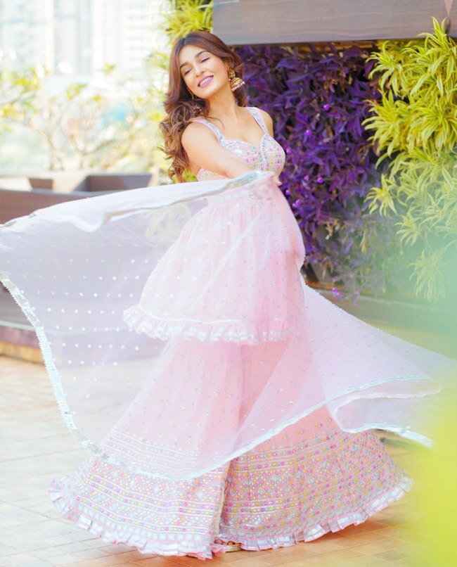 Shiny Doshi is Giving Us Major Ethnic Fashion Goals