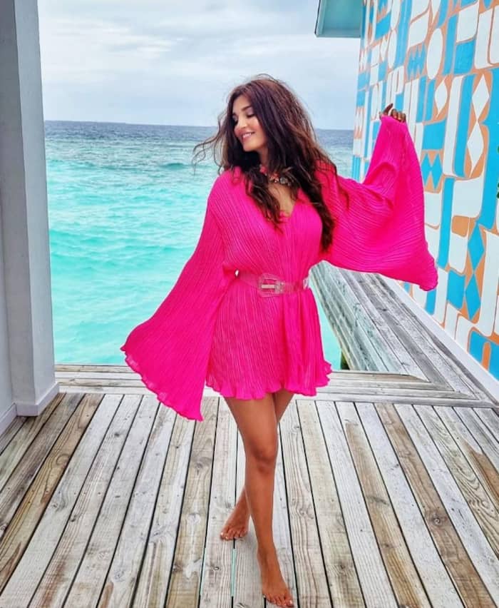 Shiny Doshi Looks Ravishing In Bikini And Matching Sarong