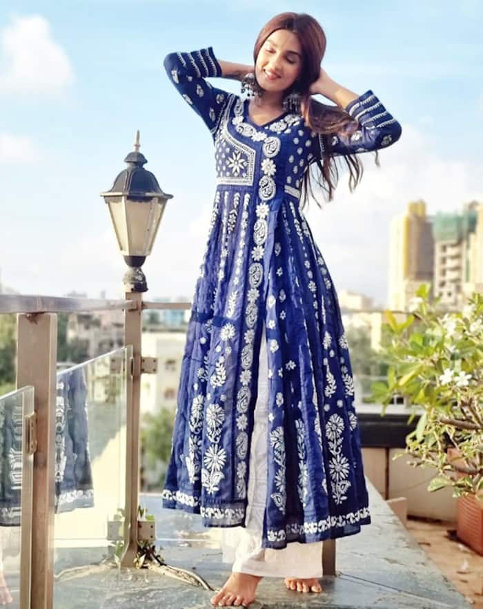 Pandya Store's Shiny Doshi Is an Epitome of Elegance In Blue Kurti, But ...