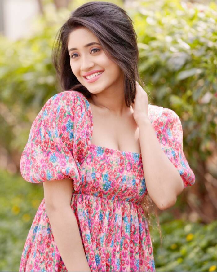 From Floral Dress to Blue Eyeliner, Shivangi Joshi Enters 2022 With a ...