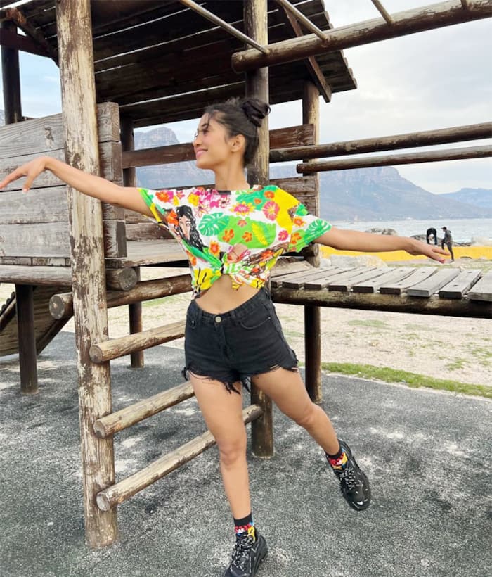Khatron Ke Khiladi 12: Shivangi Joshi Nails Street Style in Graphic T ...