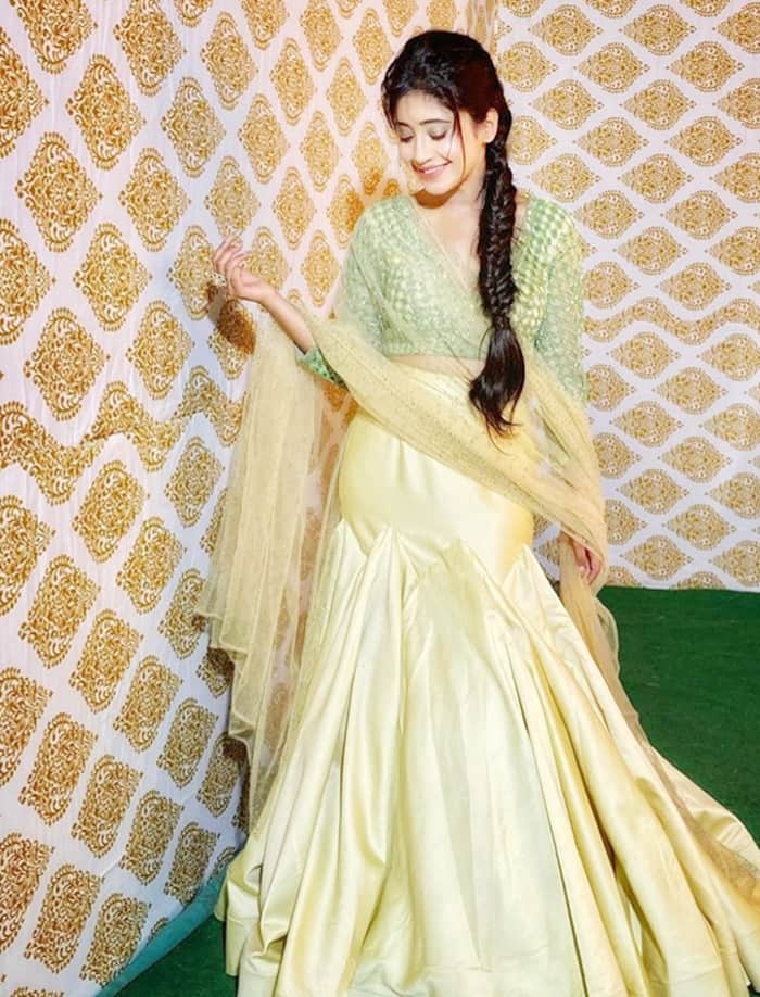 Shivangi Joshi Raises Temperature in Saree