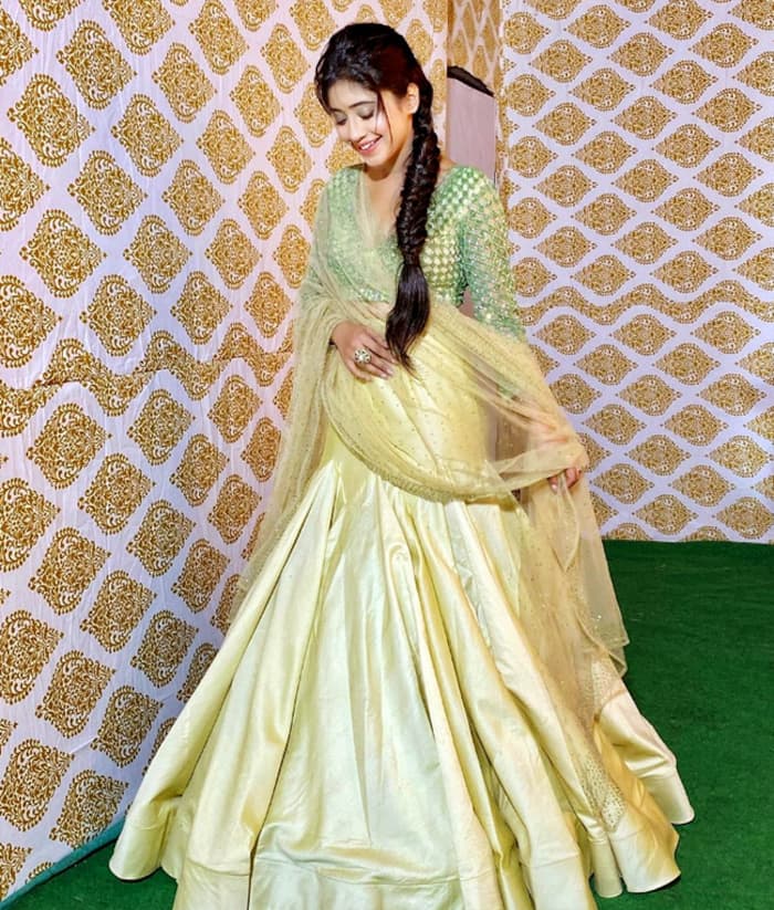 Shivangi Joshi is a Look to Behold in Traditional Wear