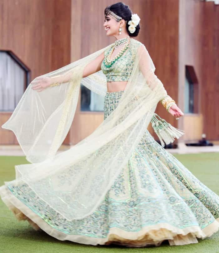 Shivangi Joshi's Green Lehenga Bridal Look: Naira Goenka From Yeh ...