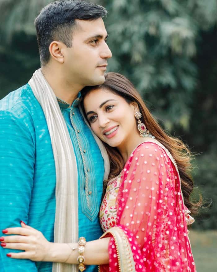 Newly Wed Shraddha Arya Looks Radiant In Romantic Pictures With Hubby ...