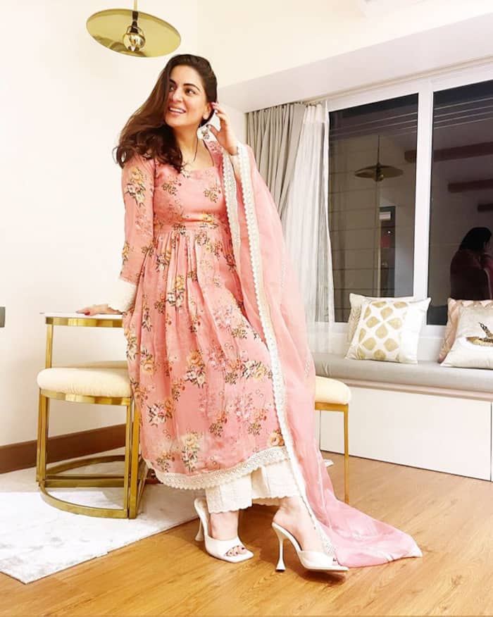 Shraddha Arya Dazzles in Ethnic Pink Anarkali Dress as She Exudes Desi ...