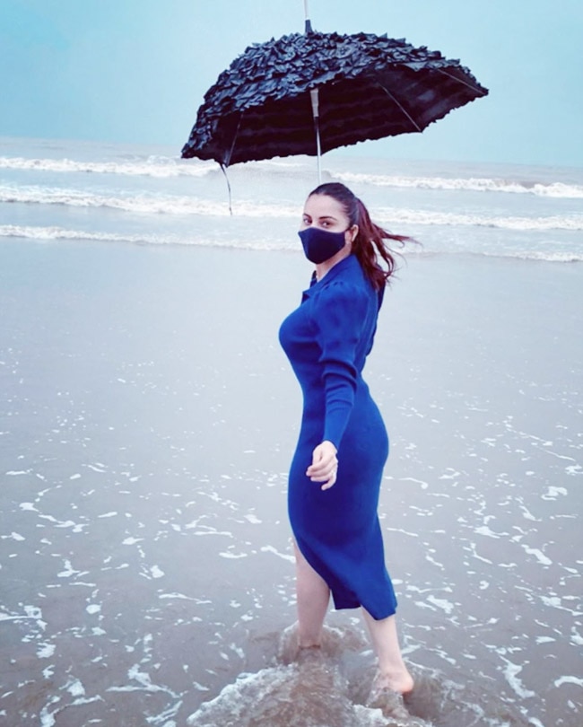 Shraddha Arya’s Refreshing Pictures at Beach