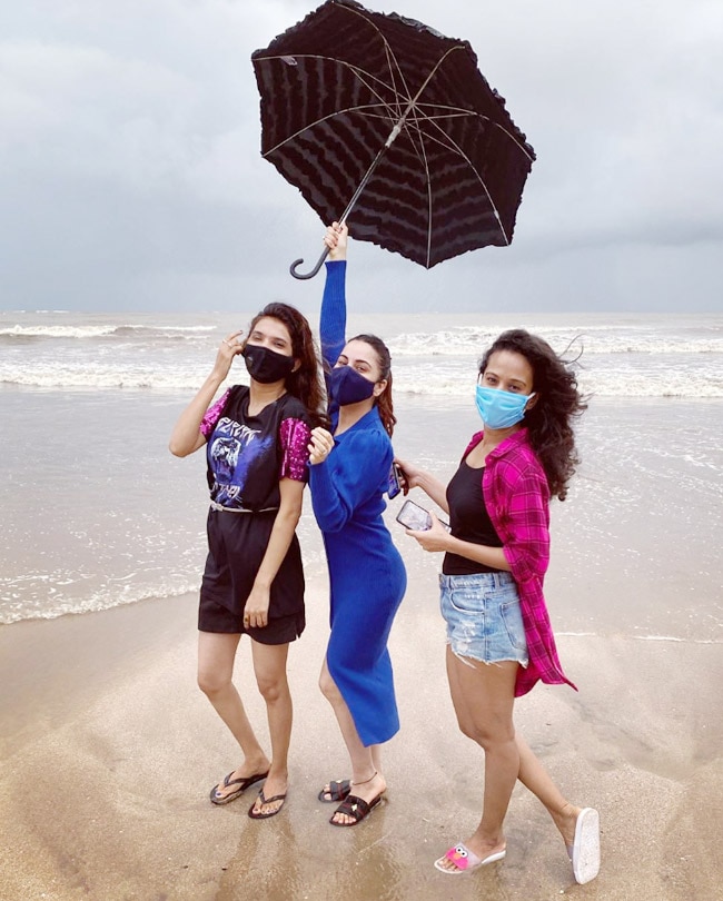Shraddha Arya’s Refreshing Pictures at Beach