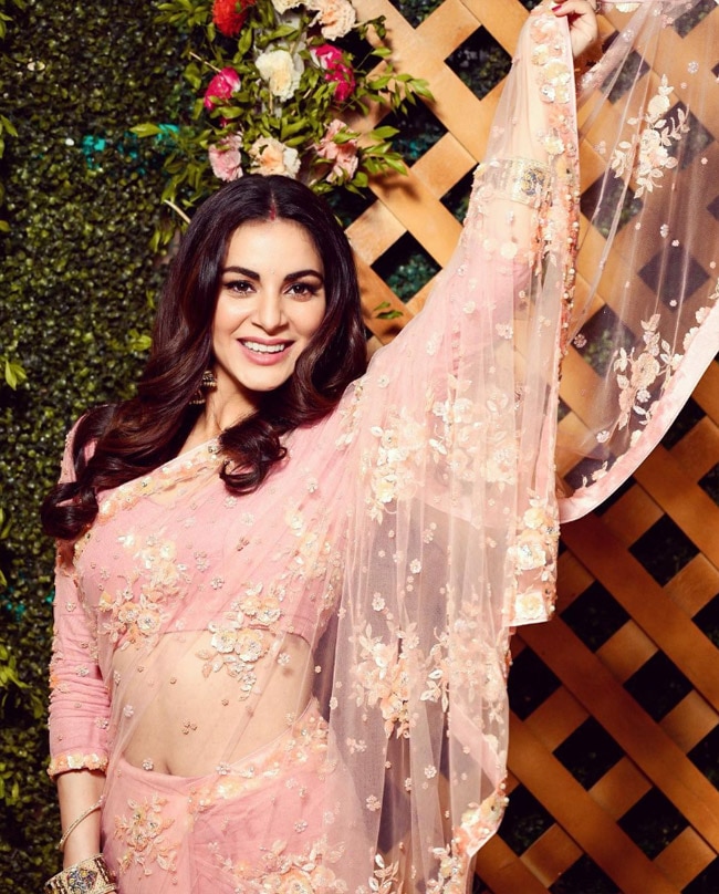 Shraddha Arya looks striking in her latest pictures