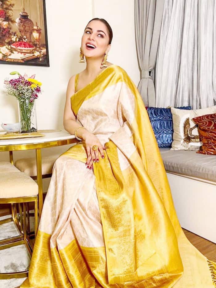 Shraddha Arya is a The Golden Godess in a Beautiful Kanchipuram Silk ...