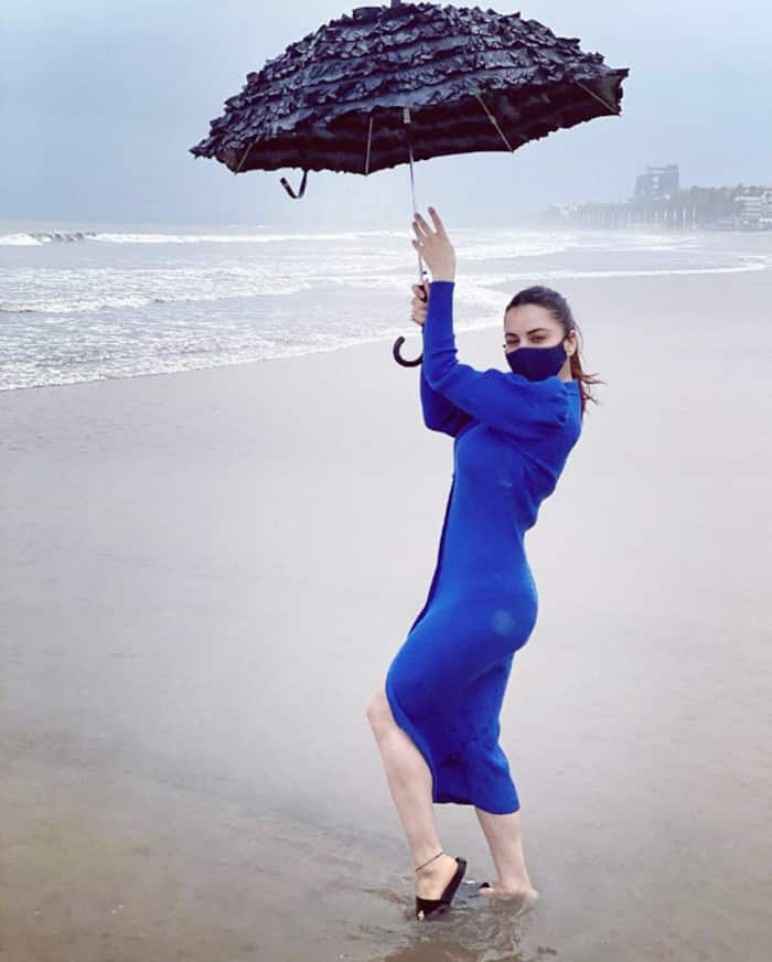 Shraddha Arya’s Refreshing Pictures at Beach