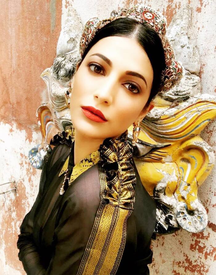 Shruti Hassan Flaunts Her Desi Victoria Goth Modish Appeal In These Pics