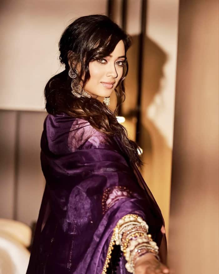 Shweta Tiwari Exudes Glamour in Dazzling Ethnic Avatar - See Viral Photos