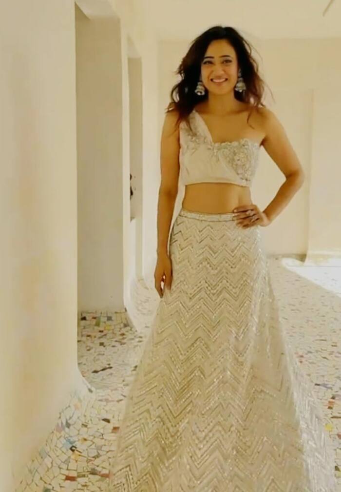 Shweta Tiwari Flaunts Her Perfect Midriff Abs in Lehenga
