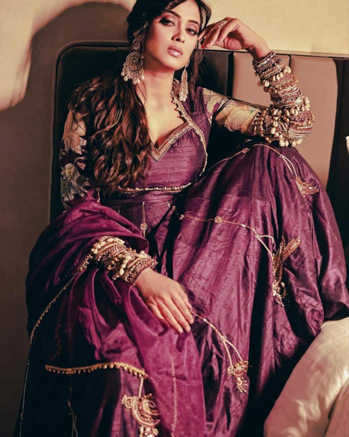 Shweta Tiwari Exudes Glamour in Dazzling Ethnic Avatar - See Viral Photos