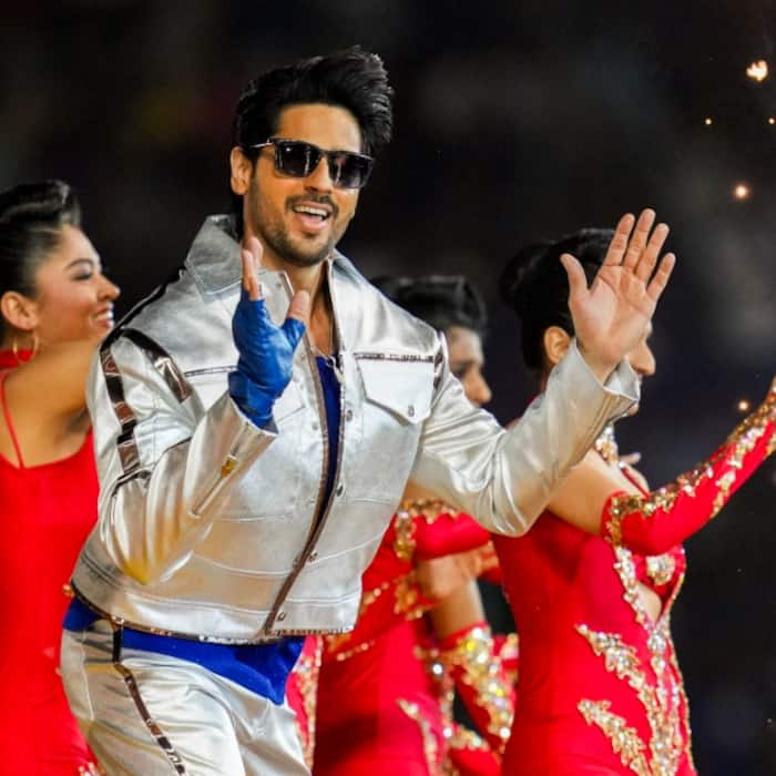 WPL 2024 Opening Ceremony: Team Captains Shake Leg With Shah Rukh Khan ...