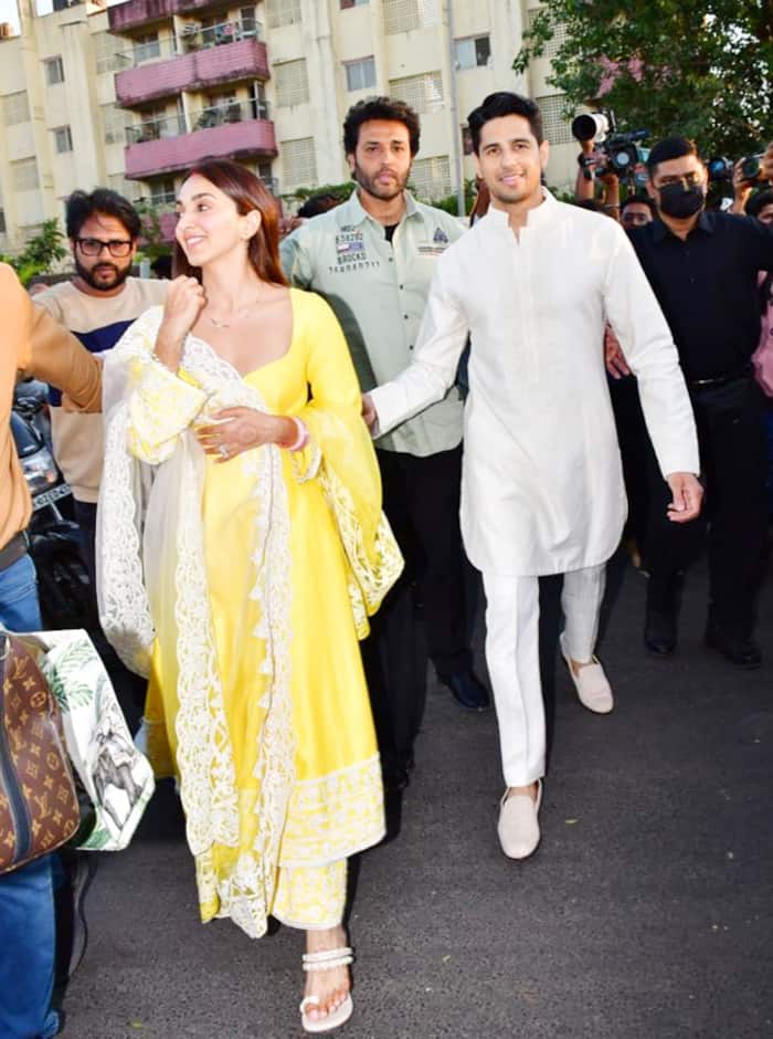 Nayi Naveli Dulhan Kiara Advani Serves Gorgeous Look in Yellow Plunging ...