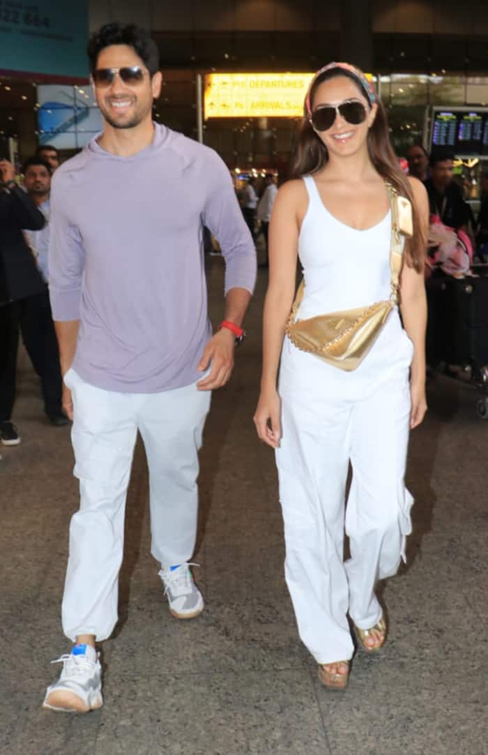 Kiara Advani And Sidharth Malhotra Smile As They Arrive In Style At ...