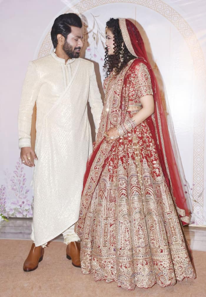Palak Muchhal Ditches Pastel Colours For Red Bridal Lehenga, See Pics ...