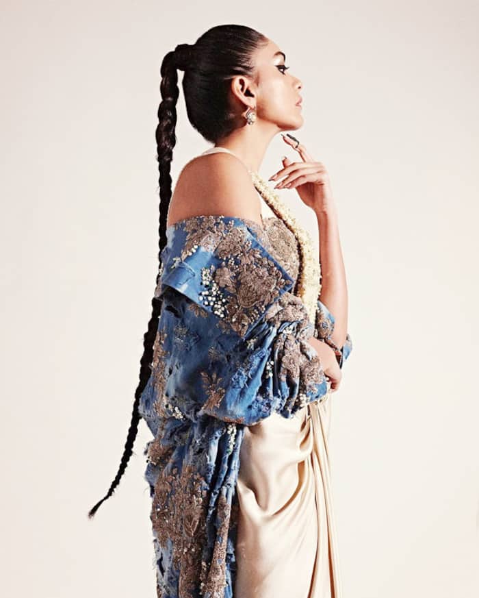 Mrunal Thakur Just Gave Her Sexiest Red Carpet Look, Flaunts Hot Body ...